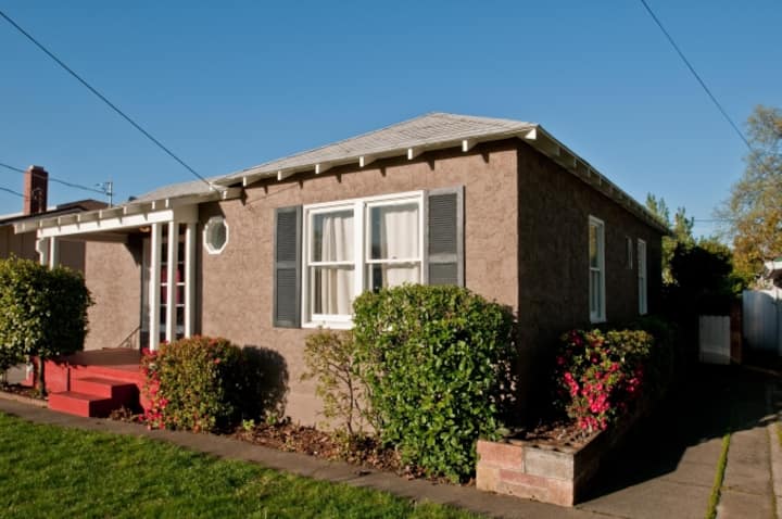 Quiet Street.- 1950's Charming 2 Bdrm House Close To Downtown, Civic, Bethel - Redding, CA