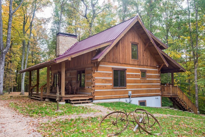 Two Dogs A Dreamin' Log Cabin - Nashville, IN