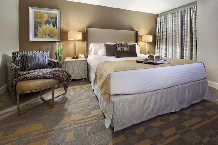 2 Bedroom Luxury Suite W/ Kitchen, King Beds, Pool - Las Vegas, NV