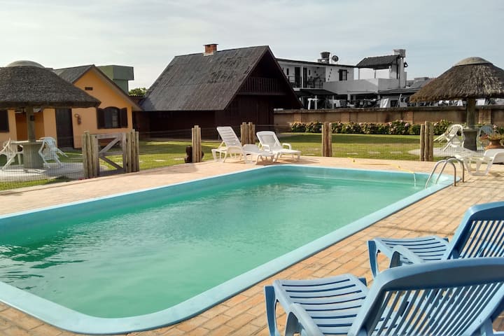 Villa Chá: Pé Na Areia, 2q, Ac E Estacionamento - Torres