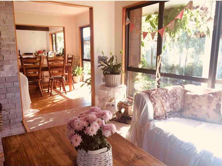 Relaxed & Tranquil.. Cedar House Romantic Gardens - Paraparaumu