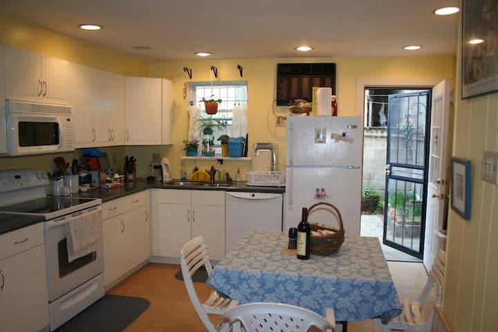 Sunny South Philly Row - Rocky Room - Philadelphia, PA