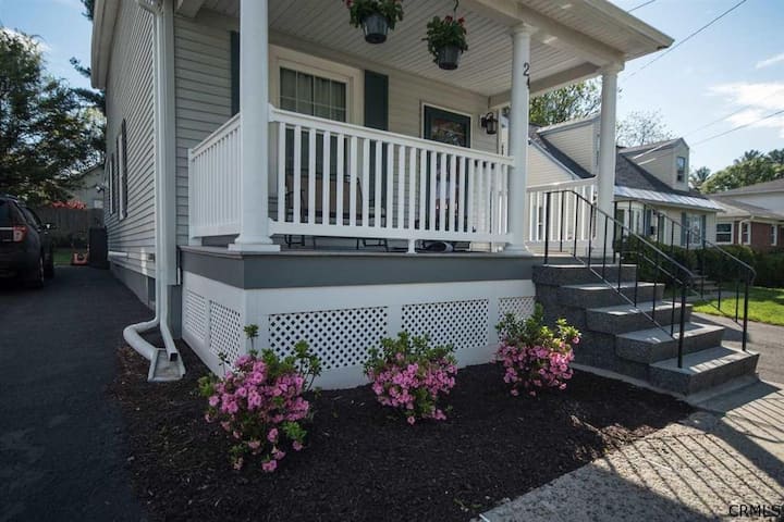 /Miller Colonial\\ 1946 Suny Eagle Hill 5bed 2baths - Albany, NY
