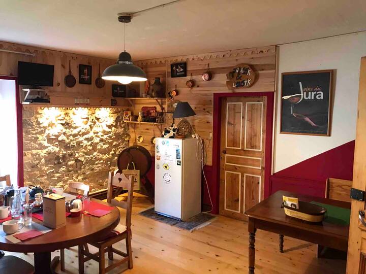 Suite De Deux Chambres Pour Famille Ou Groupe. - Champagnole
