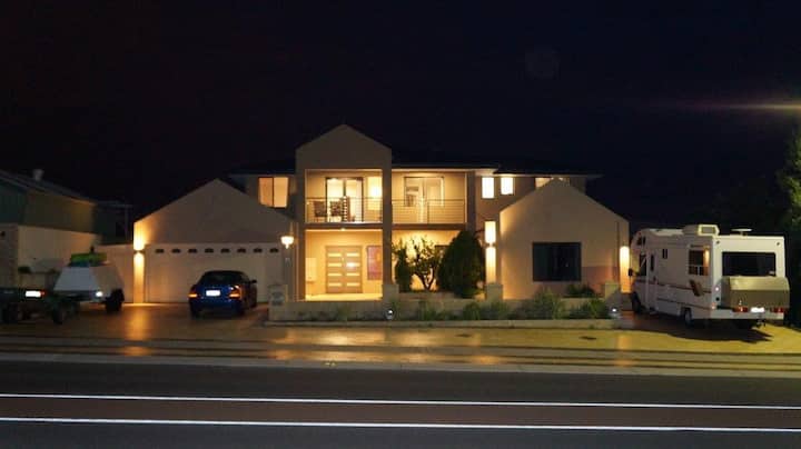 Deluxe Queen Room  With Shared Bathroom (6) - Iluka