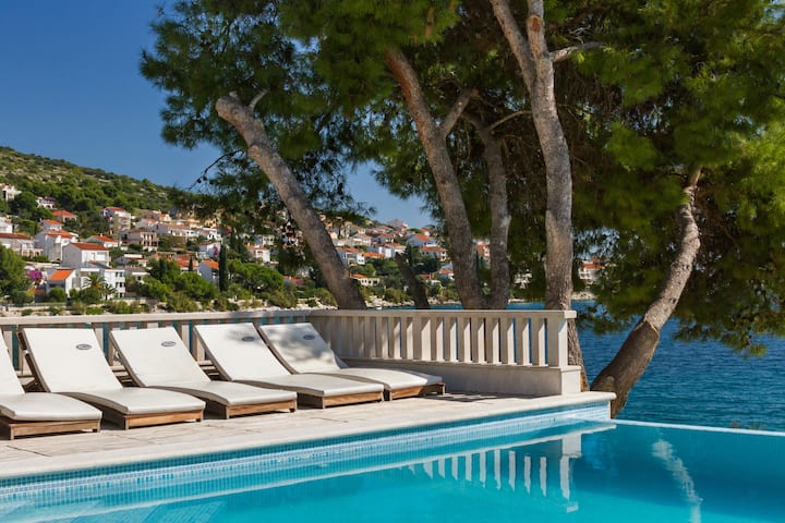 Seafront Villa - With Heated Swimming Pool - Trogir