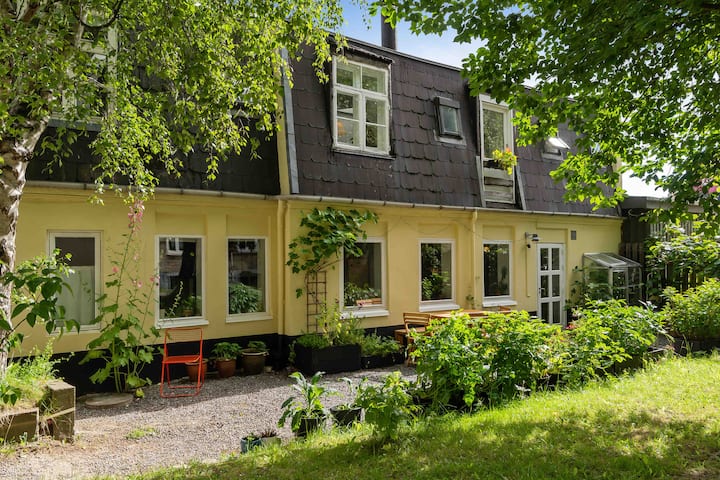 Historic 2-story Backhouse - Comes With A Cat - Copenhague