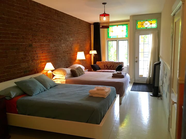 Chambre Double Petite-italie
Lit King Main Floor - Quebec