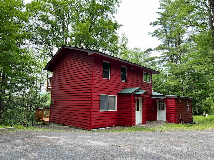 A Cozy’s Woodstock Getaway Home - Woodstock, NY