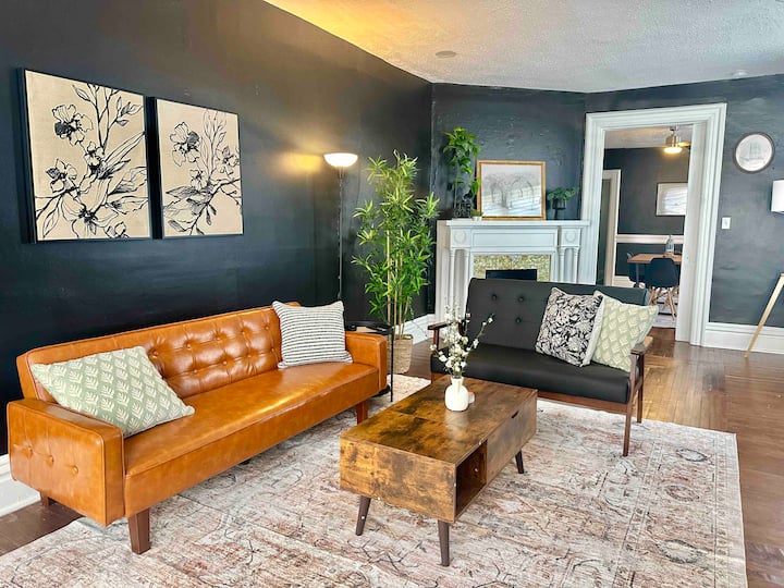Cozy Colonial Retreat With Modern Décor In Elmwood - Buffalo, NY