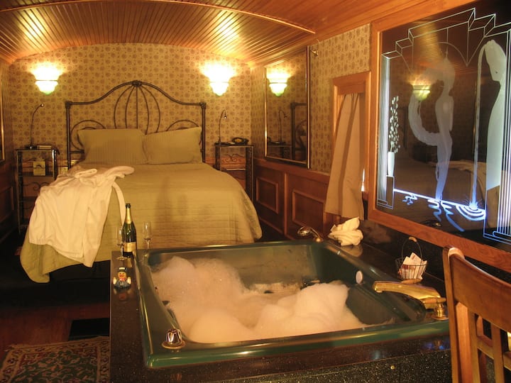 Orient Express Mystery Railroad Caboose Cabin - 尼斯