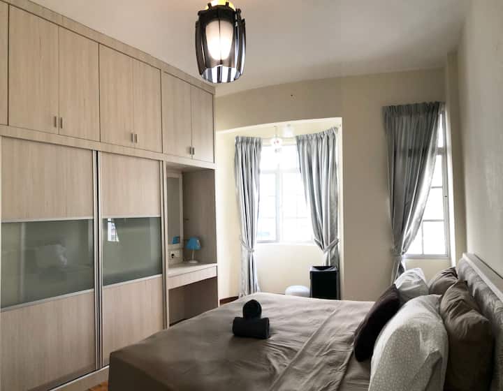 Condominio Limpio @ Ubicación Estratégica Cerca De Gurney - George Town