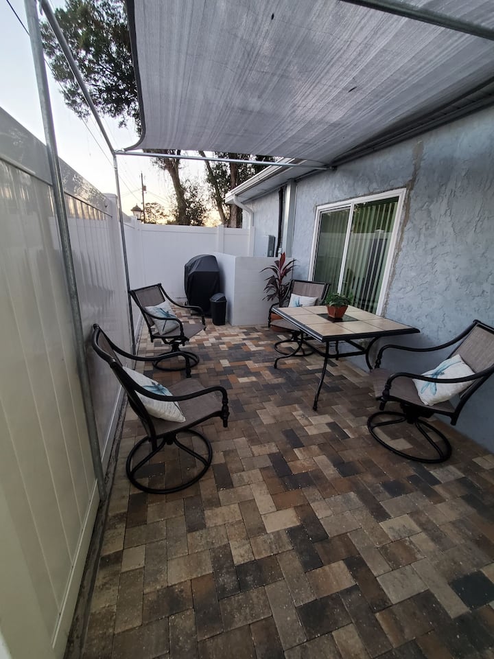 Modern 2br Near Airport & Downtown, Free Parking - Riverview, FL