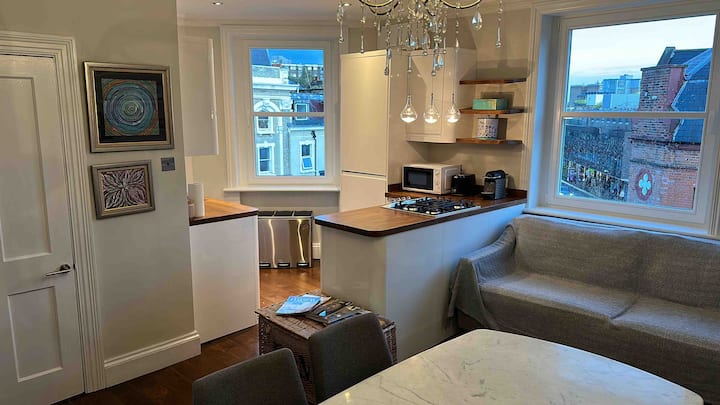 Charming Top Floor Sunlit City Skyline Condo - Chelsea
