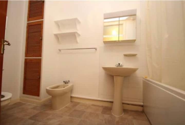 2 Bed Garden Flat With Parking - Surbiton