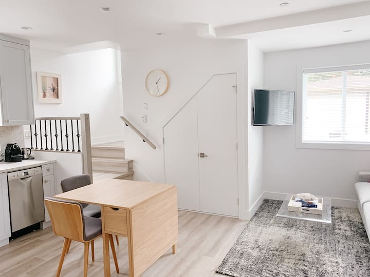 Impeccably Decorated And Furnished Laneway House - Vancouver