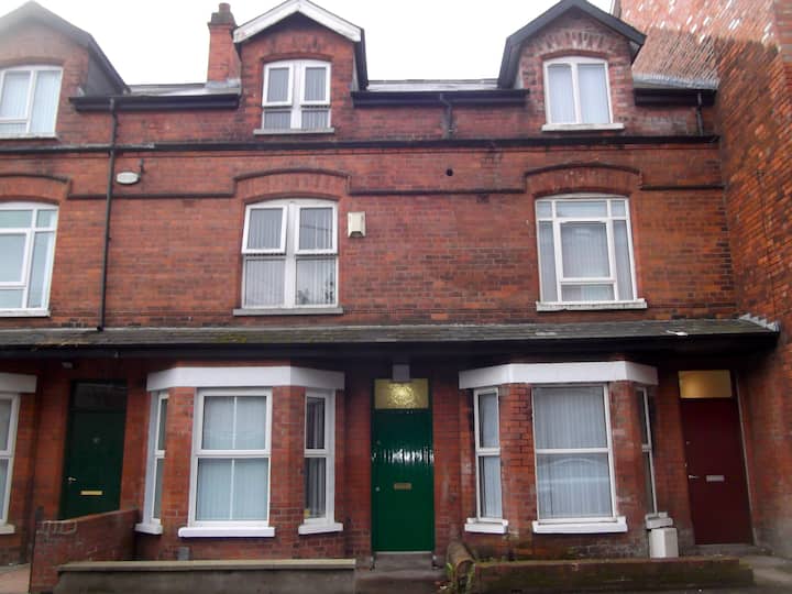6 Bedroom Queens Quarter Townhouse - Belfast