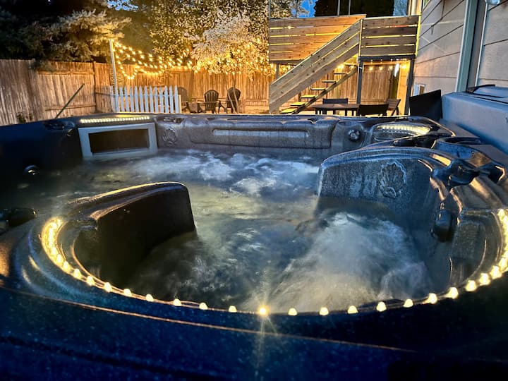 Cheerful Home! Hot Tub, Fire Pit, Covered Patio - Boise, ID