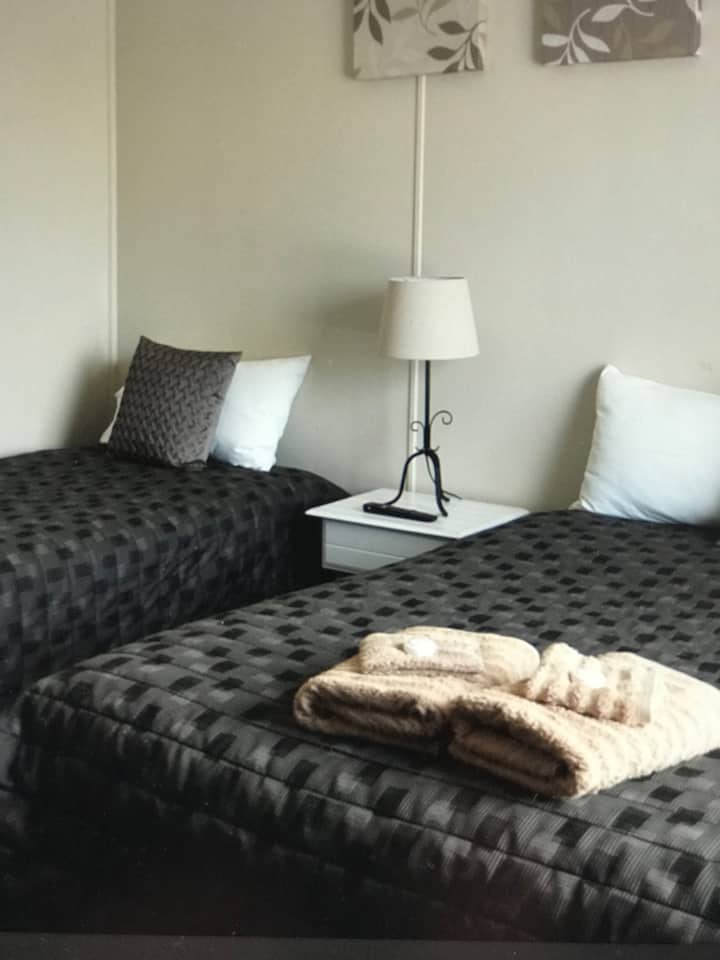 2 Guests - Twin Room 4 @ Gravity Lodge St Helens - St Helens