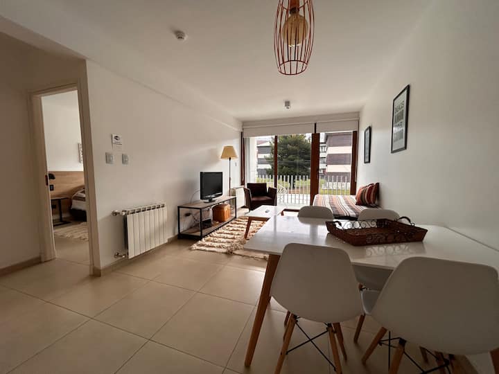 Luminoso Y Moderno Con Balcón | Ubicación Perfecta - Ushuaia