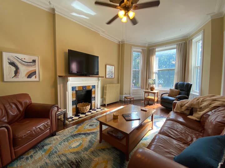 Spacious 2 Bedroom In The Heart Of Lakeview! - Chicago