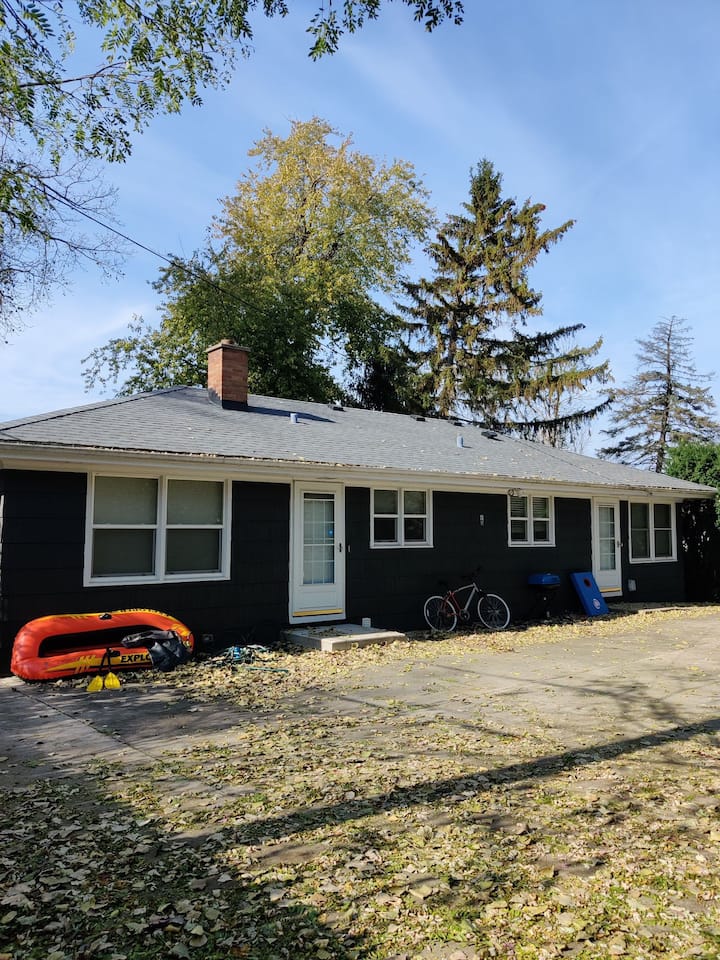 Beautiful And Secluded 3 Bedroom Ranch Style Home - Wheaton, IL