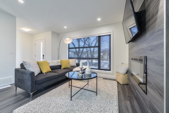 Luxury 3 Bedroom Townhome - Edmonton