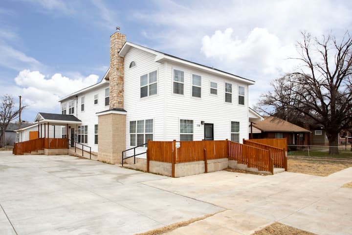The Big White House - Spacious 7 Bedroom Home - Amarillo, TX