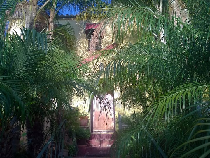 Hilltop Grandeur With Views - Los Ángeles