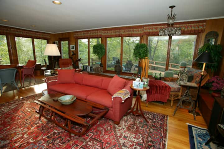 Idyllic Hilltop Retreat, Stone Firepl, 1 Hr To Nyc - Peekskill, NY