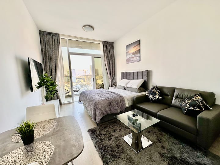 Chic Studio | Stunning City Views | Pool & Gym - Dubai