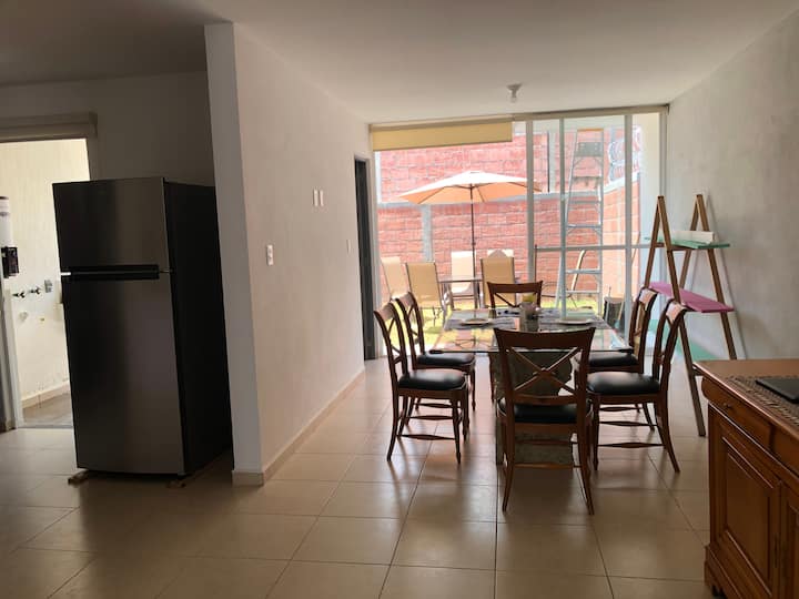 Casa Cerca Del  Zoológico Y Parque Metropolitano . - León