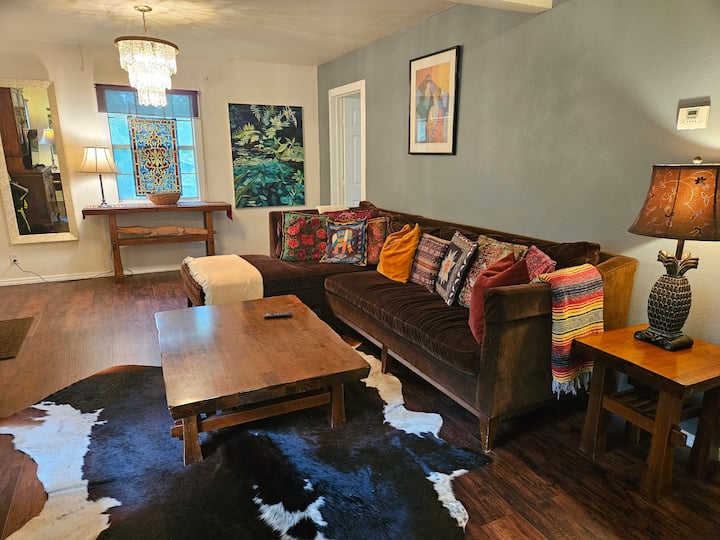 Eastside Charm, King Bed, Firepit, Parking, Trees! - Austin, TX