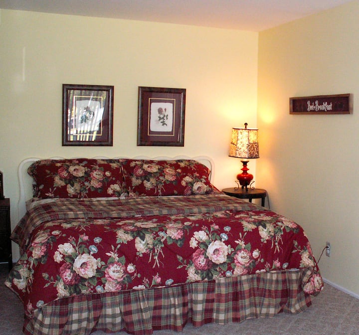 The Park View House Upstairs (Park, Beach, Church) - Harbor Springs, MI