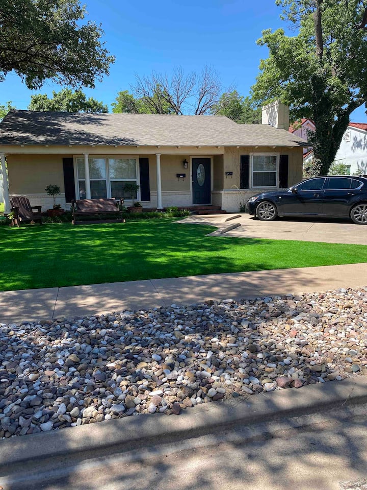 Roomy 3 Bedroom In Tech Terrace With Park View! - Lubbock, TX