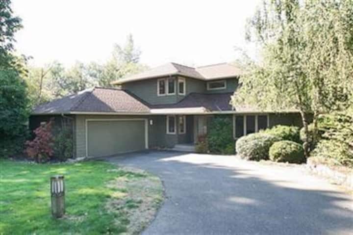 Quiet Sanctuary In Bellevue - 4bd/2.5 Bath Home! - 貝爾維尤