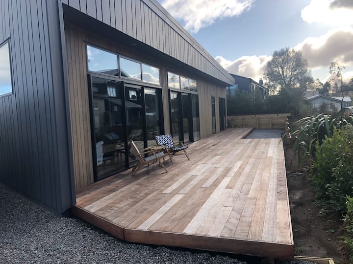 Urban Ski Retreat - Central Location, Amazing View - Ohakune