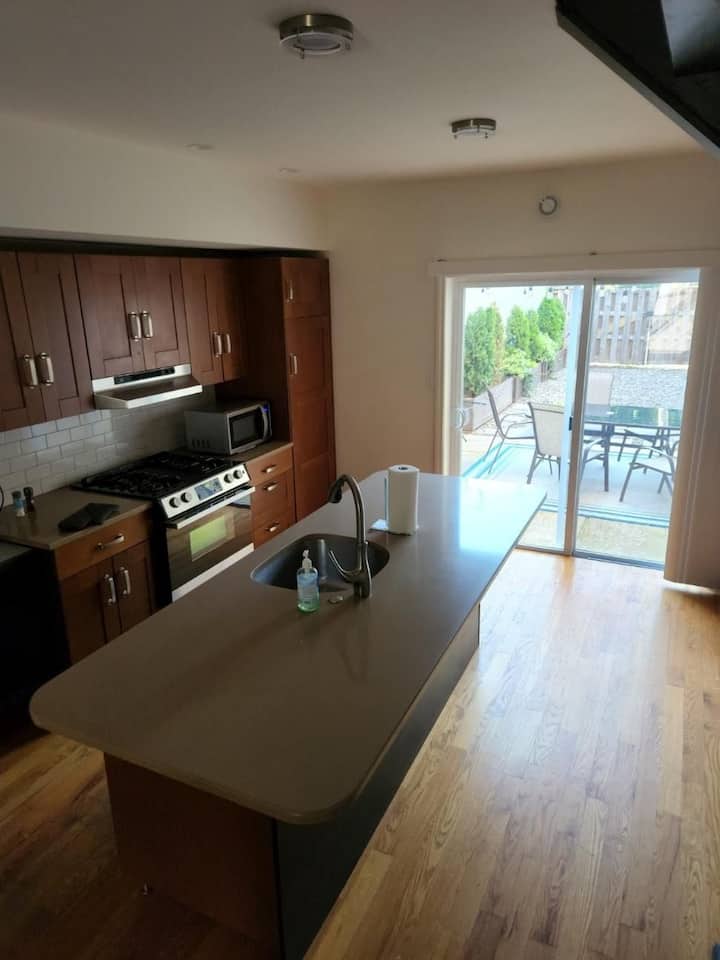 Modern & Bright, 3 Br, Private Patio - Philadelphia, PA