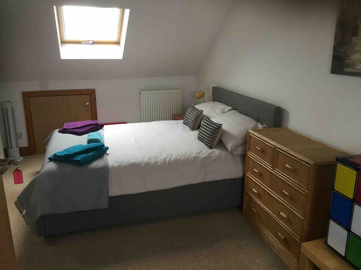 Spacious Attic Room With Ensuite Bathroom, Parking - Cardiff