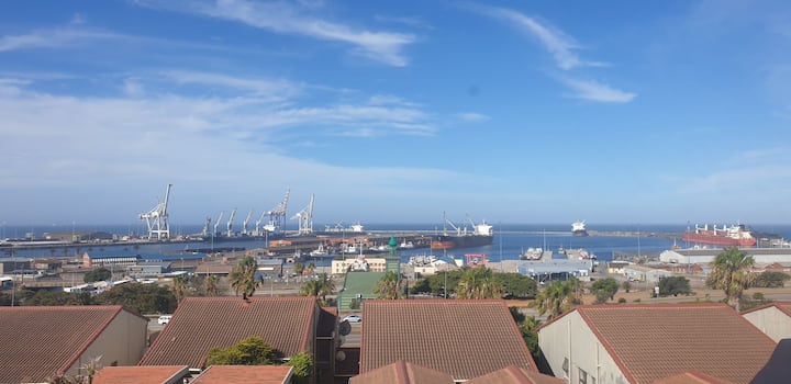Lovely 3-bedroom Unit With  Gorgeous Harbour View - Gqeberha