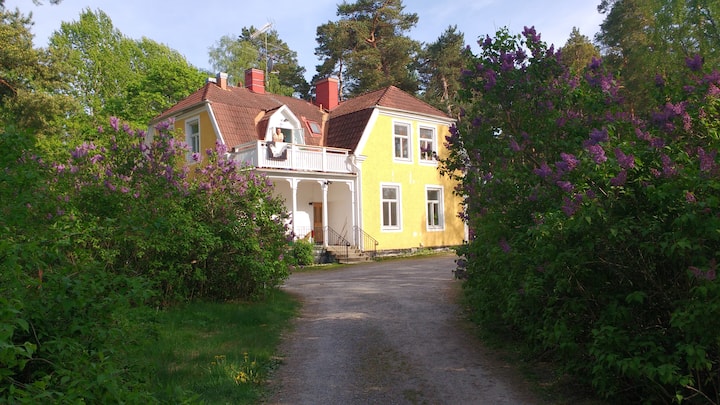 Midgårds Sekelskifteslägenhet På Adelsö - Bro