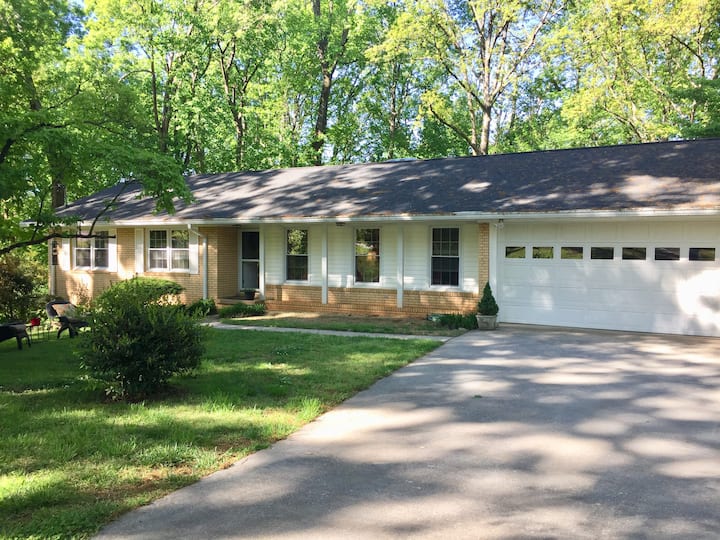 Classic 50's Delight - Minutes From Lake Lanier - Gainesville, GA