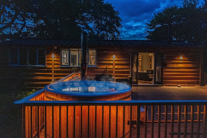 5 Best Cabins With Hot Tub Near Nottingham, UK | Trip101