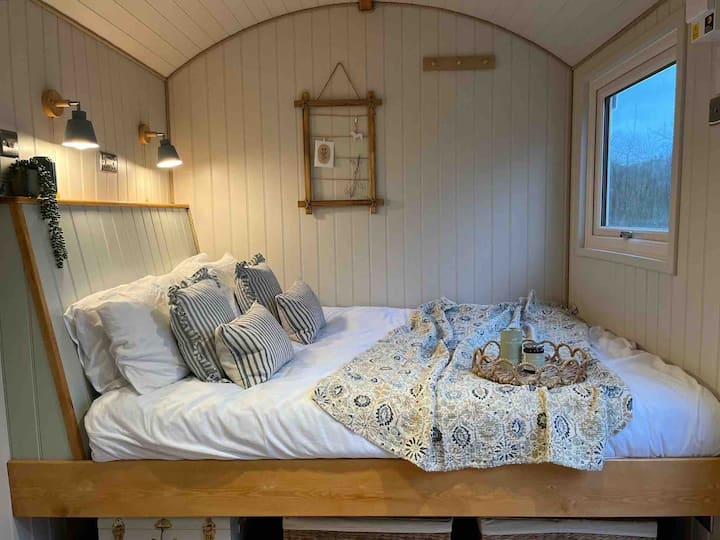 Stunning Shepherds Hut Set Within 10 Acres - Castle Combe