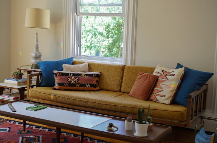 Quiet, Sunny And Spacious West End Apartment - 프로비던스