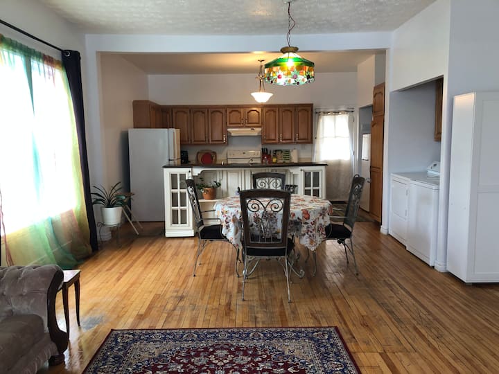Spacious Shared Townhouse Downtown, Wifi, Parking - Sherbrooke