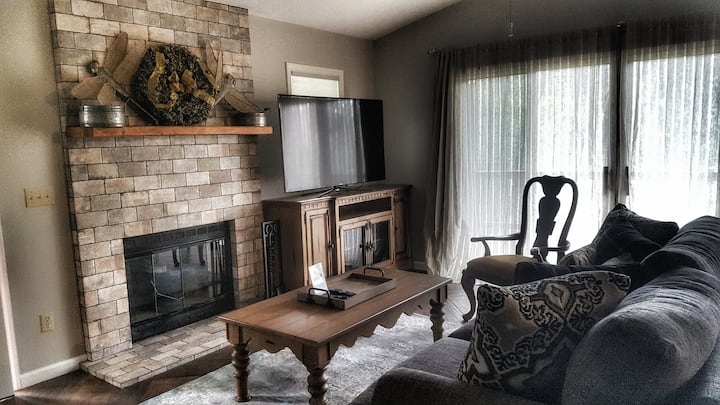 Two Newly Renovated Adjoining Townhomes, Sleep 10 - Waynesville, NC