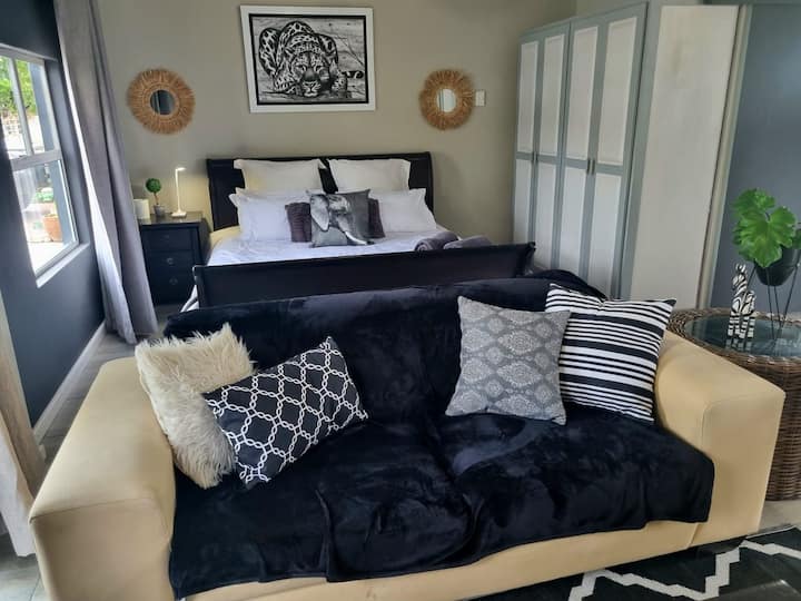 1. Luxury Lovely Spacious Apartment - Robertson