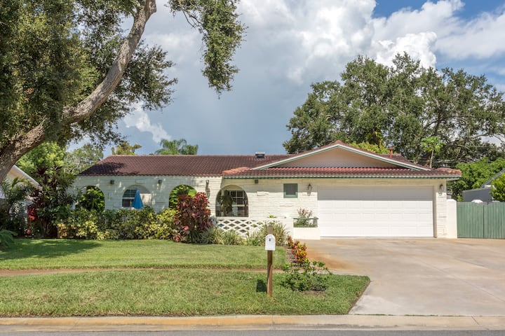 Tropical Pool Resort– Close To Beach, Lake, Golf - St. Petersburg, FL