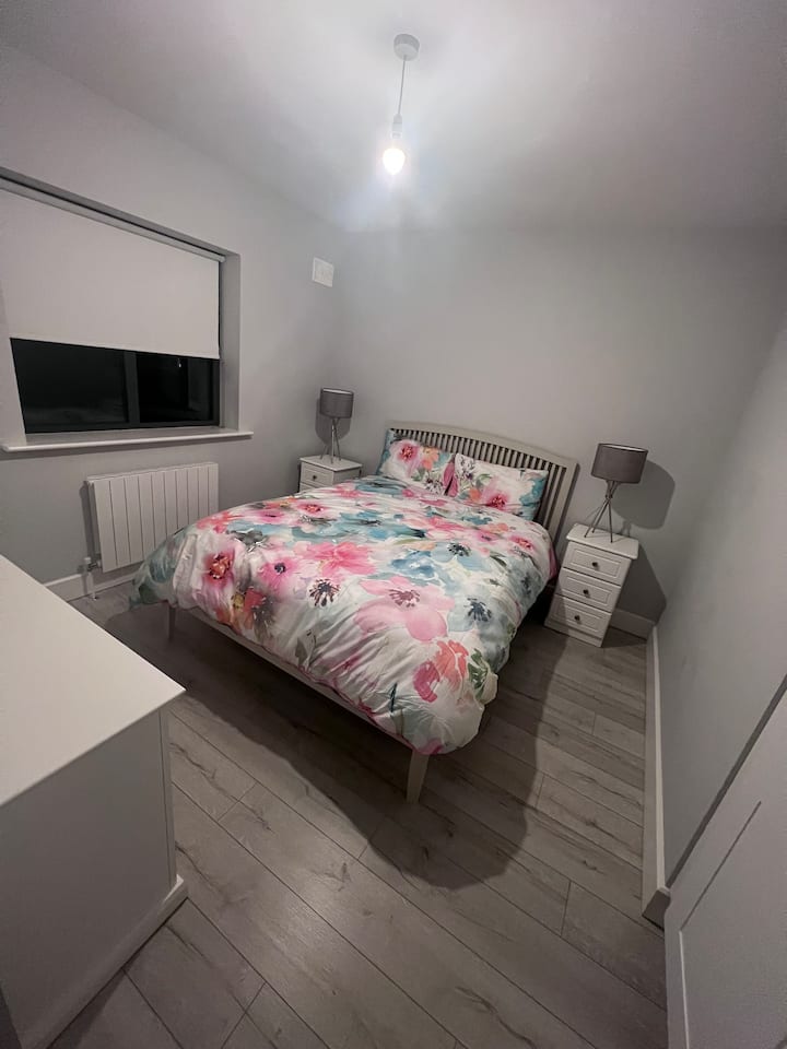 Private King Bedroom With Single Owner Occupier - エニス